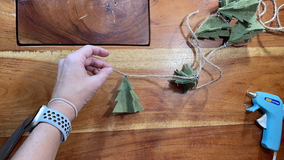 3D DIY Felt Christmas Tree Banner with Free Printable Template ...